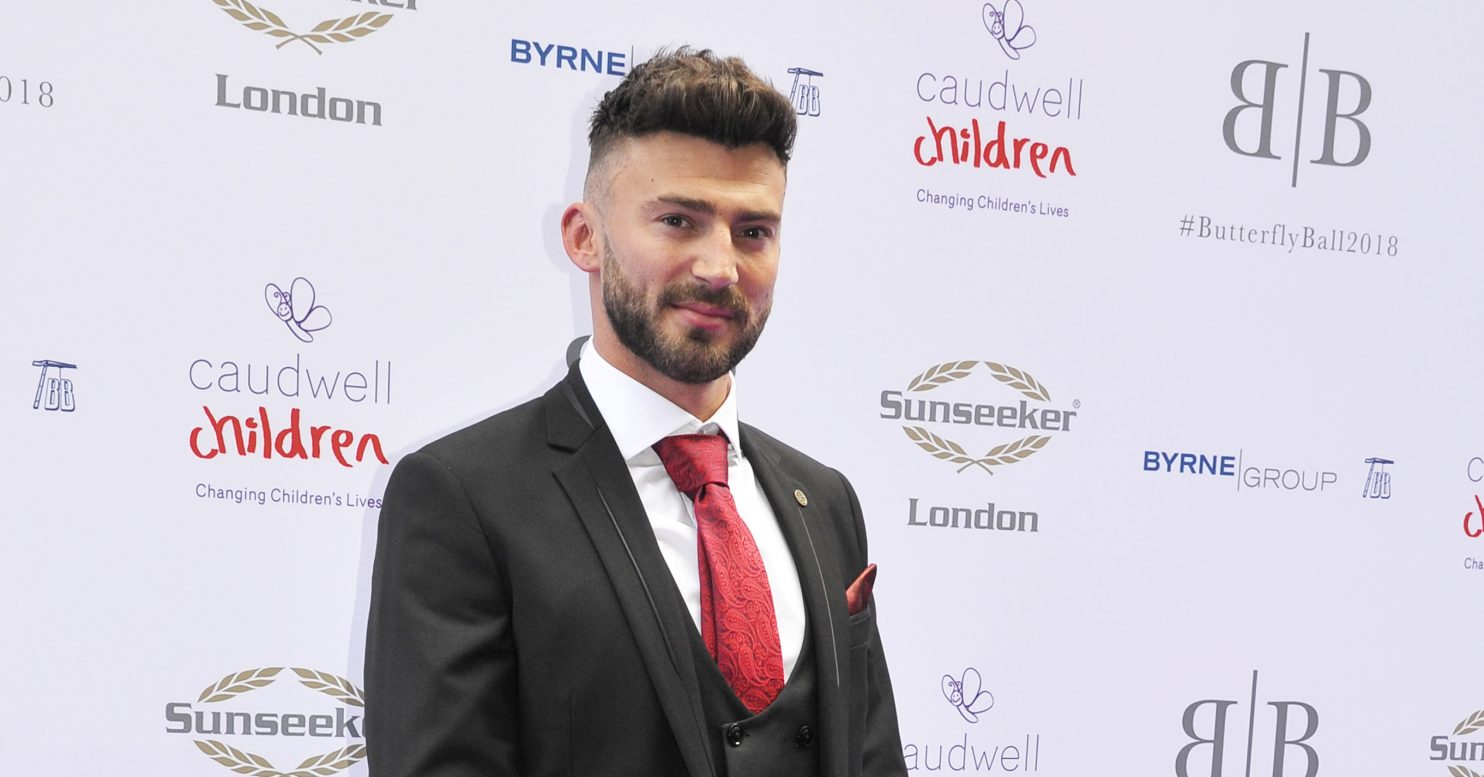 Hollyoaks' Jake Quickenden shows off incredible physique before holiday