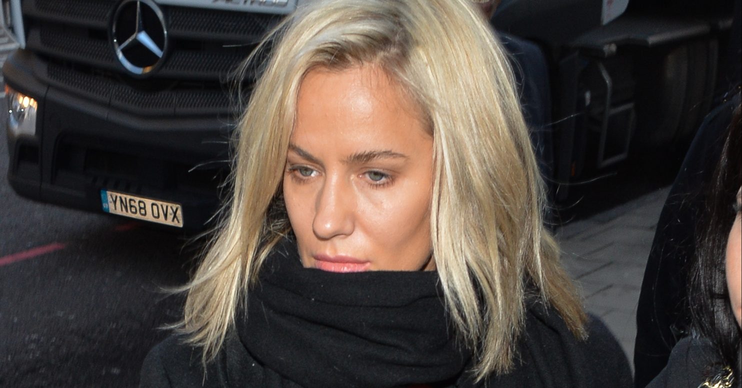 Caroline Flack's bed photo shows mostly her blood | Entertainment Daily