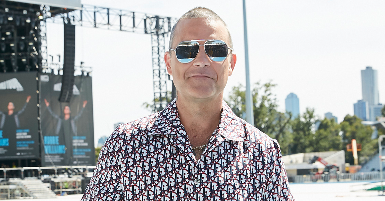 Robbie Williams poses in barely-there swim shorts - Entertainment Daily