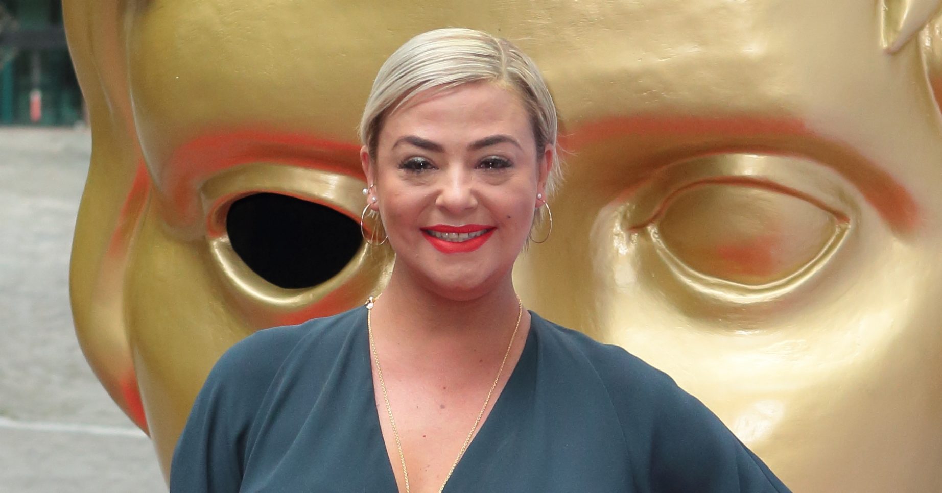 Lisa Armstrong unveils new shorter hair style - Entertainment Daily
