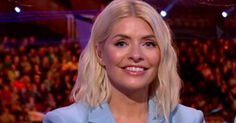 Holly Willoughby stuns Instagram fans with bare-faced complexion in selfie
