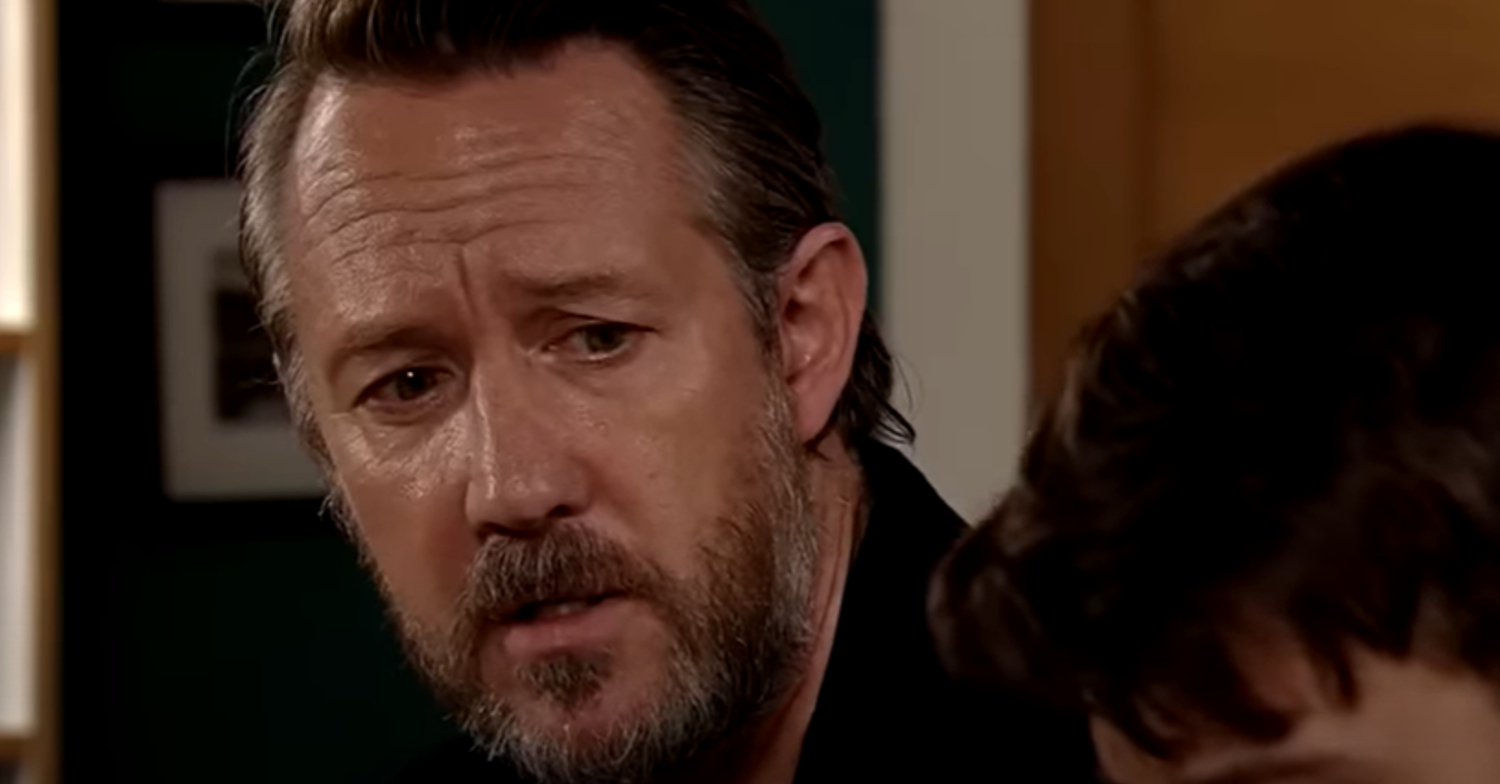 Alan McKenna debuts as Rhona's ex-husband Gus in Emmerdale