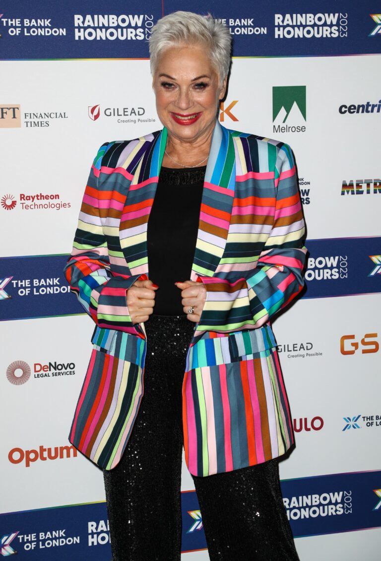 Loose Women star Denise Welch fans wowed by swimsuit pic